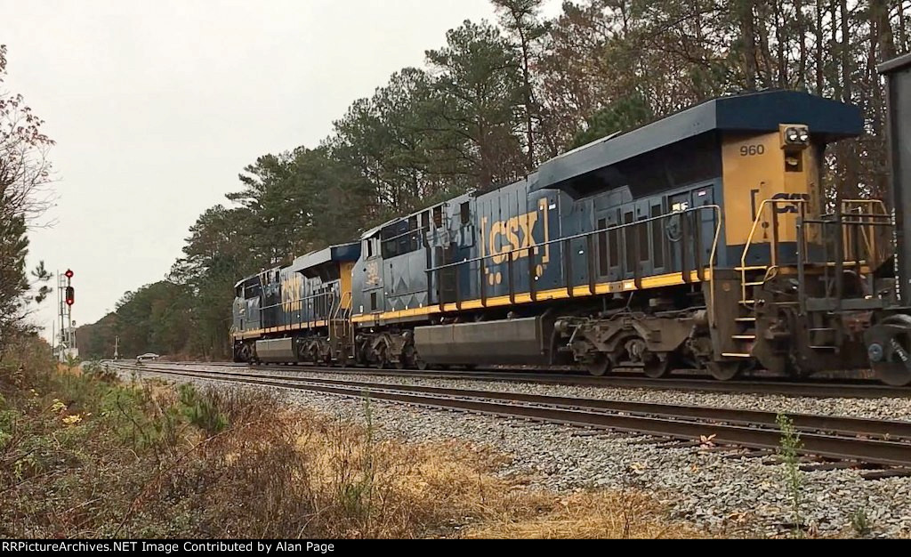 CSX 870 and 960 roll past the Red Oak signals